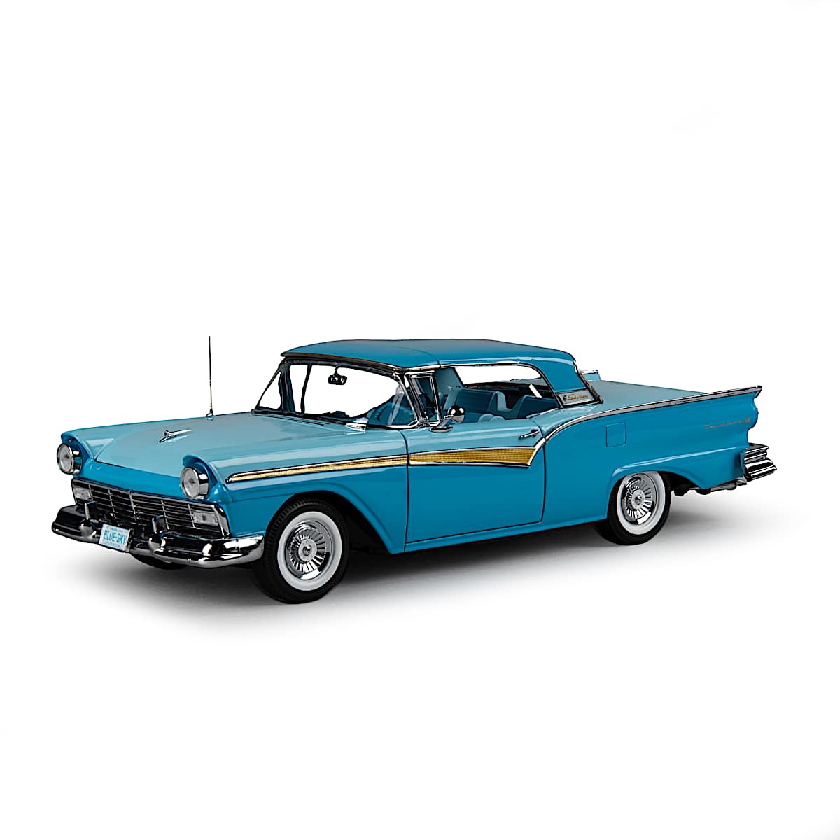 1957 Ford Fairlane 500 Skyliner 1:18-Scale Diecast Car With Blue Paint ...